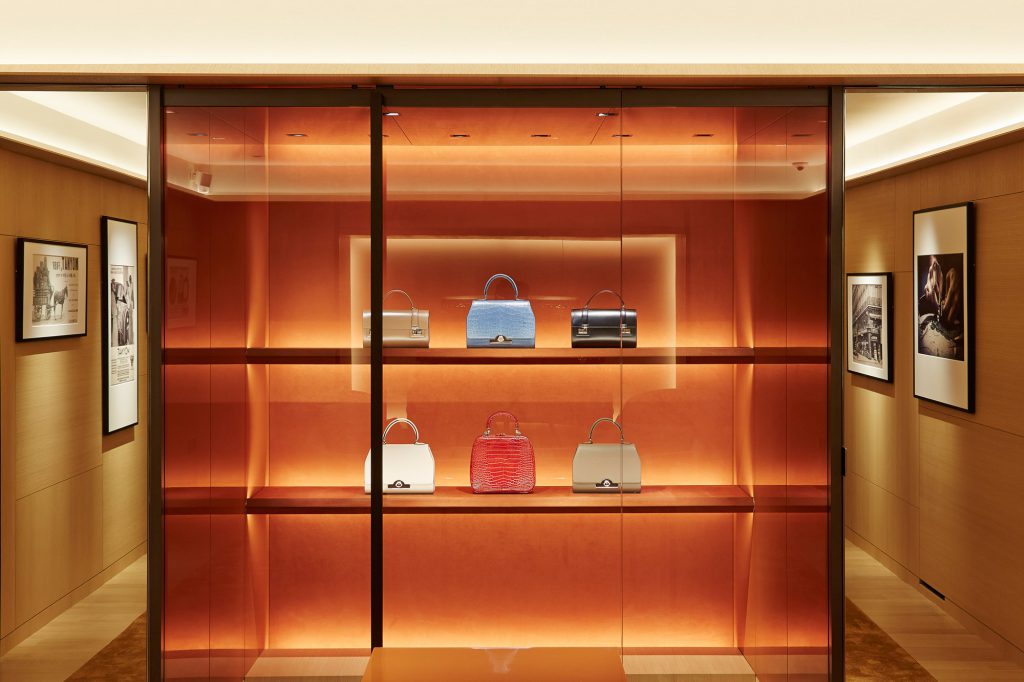 MOYNAT LONDON | CURIOSITY
